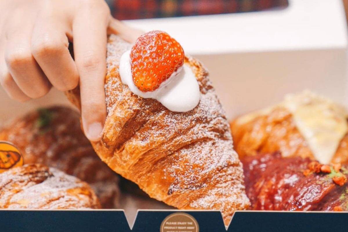 HAZUKIDO Launched Their Christmas Strawberry Croissant!