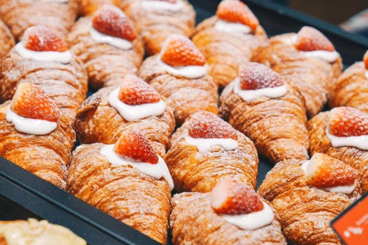 HAZUKIDO Launched Their Christmas Strawberry Croissant!
